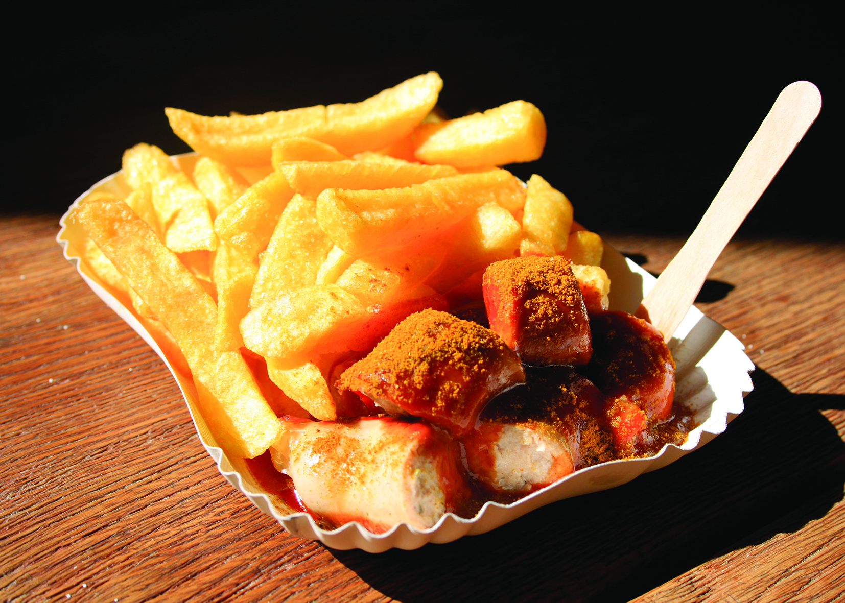 Currywurst, Pommes und Bier in der Gute Nacht Wurst | Mit Vergnügen München