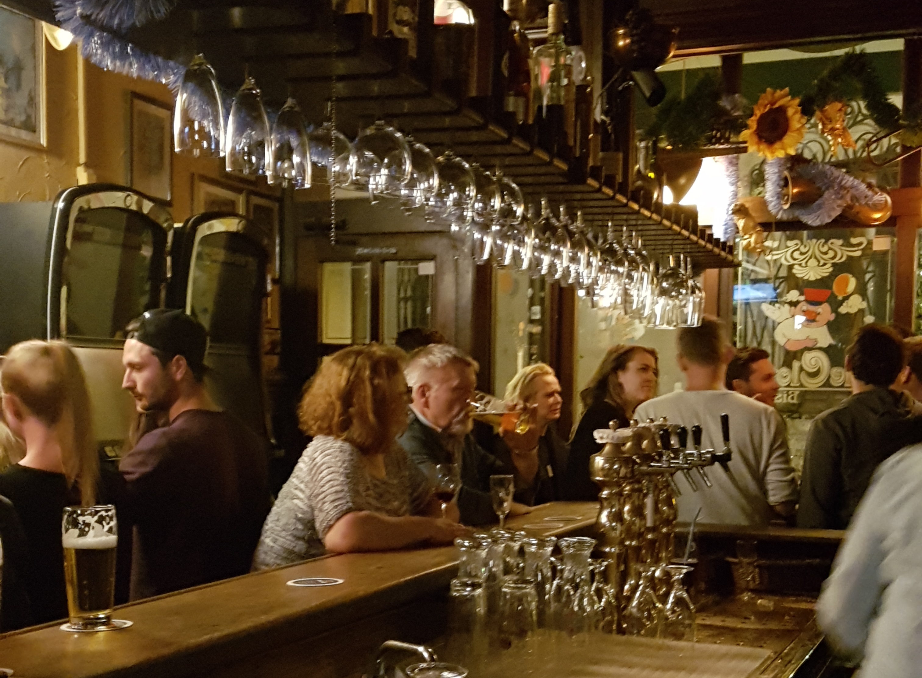 Mit Touristen und Stammgästen trinken im Le Clou | Mit Vergnügen München