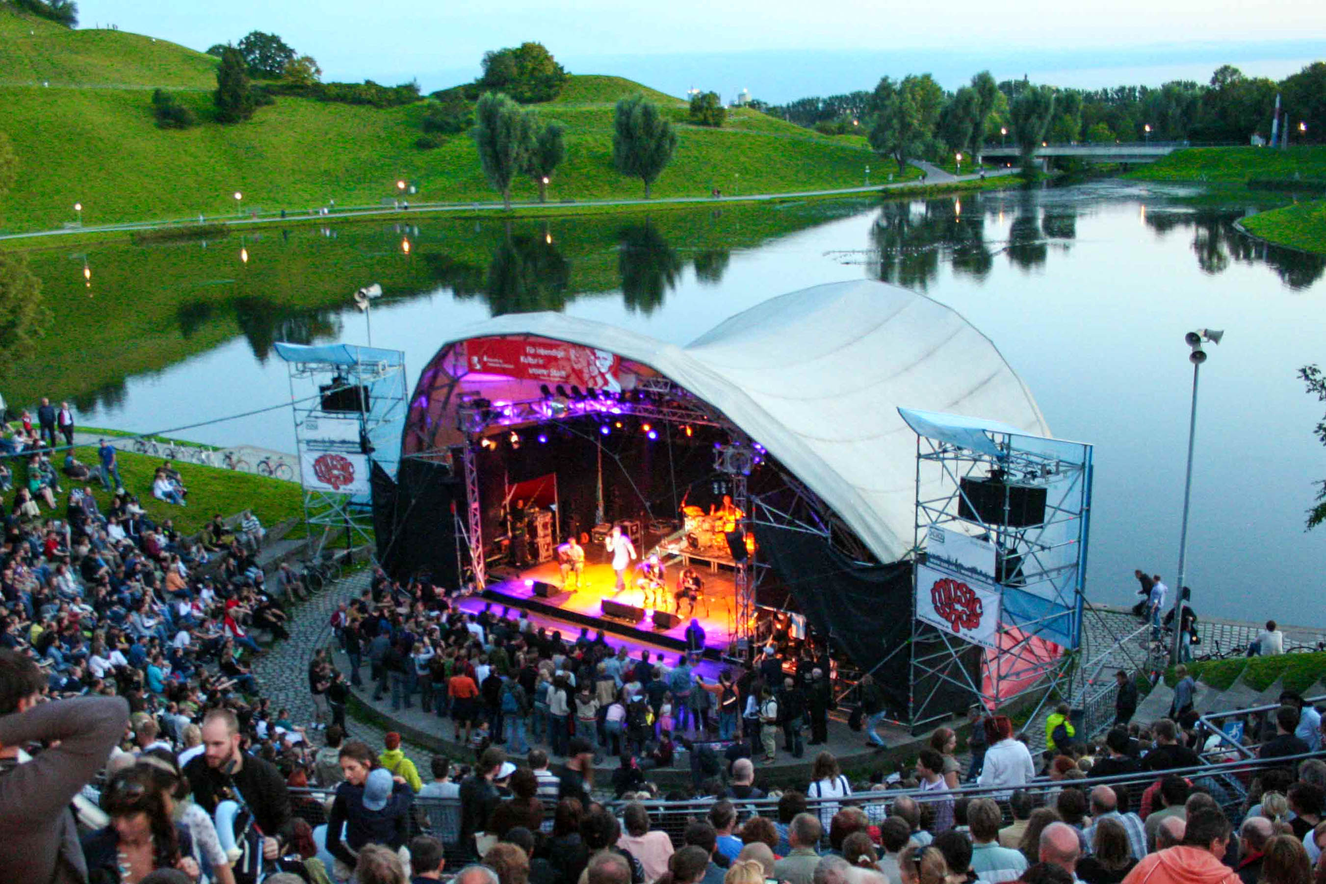 Montag, 05.08. Konzert: Young Chinese Dogs – Theatron | Mit Vergnügen ...