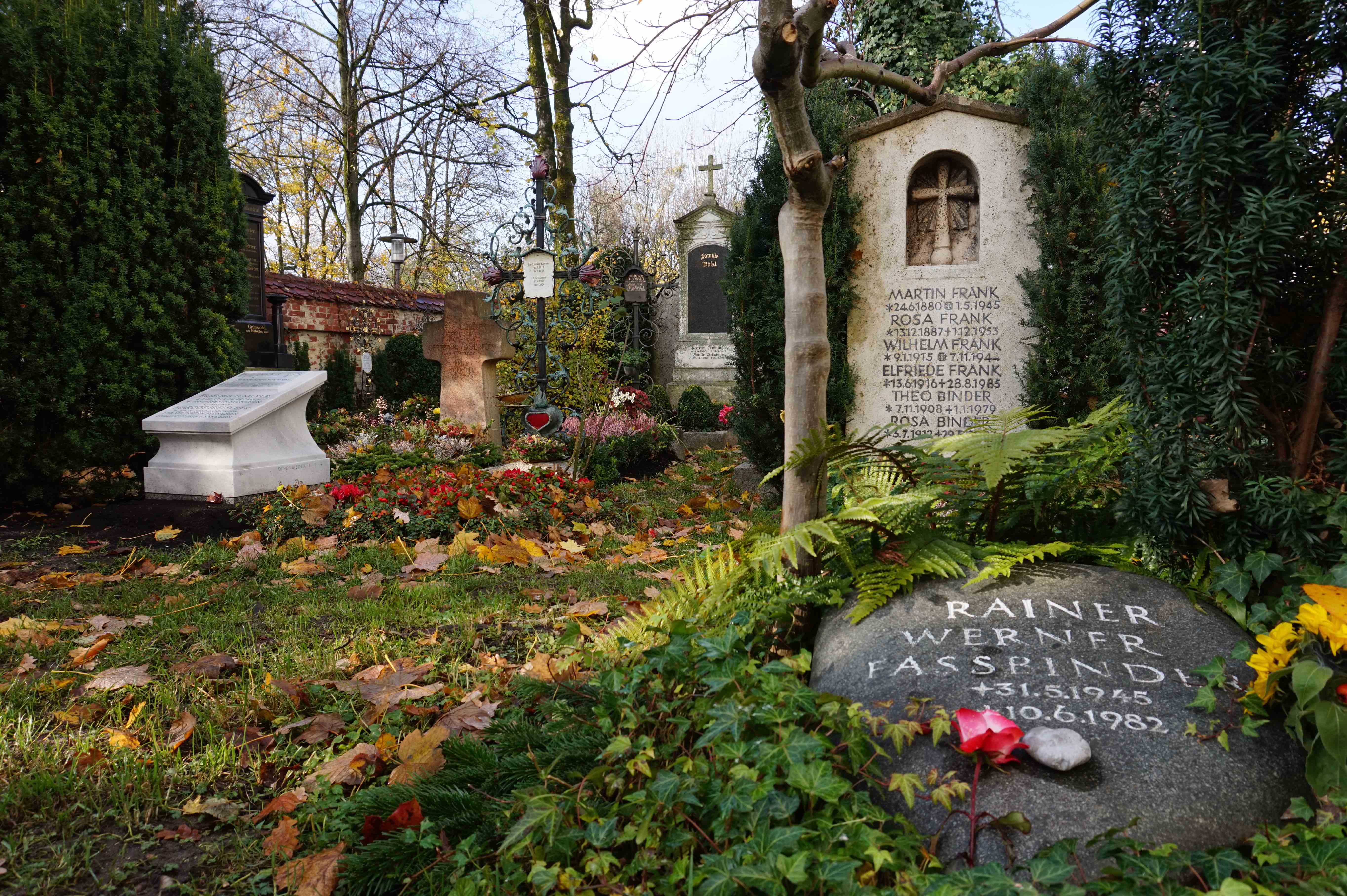 Berühmte besuchen im Bogenhausener Friedhof | Mit Vergnügen München