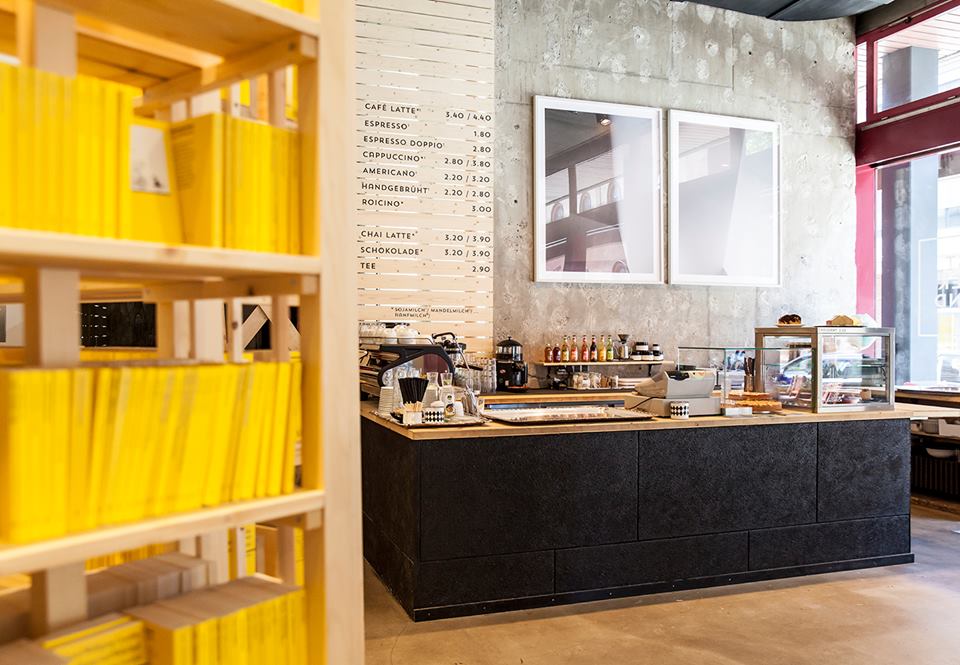 Bücher, Zeitschriften und veganer Kaffee und Kuchen im Lost Weekend ...