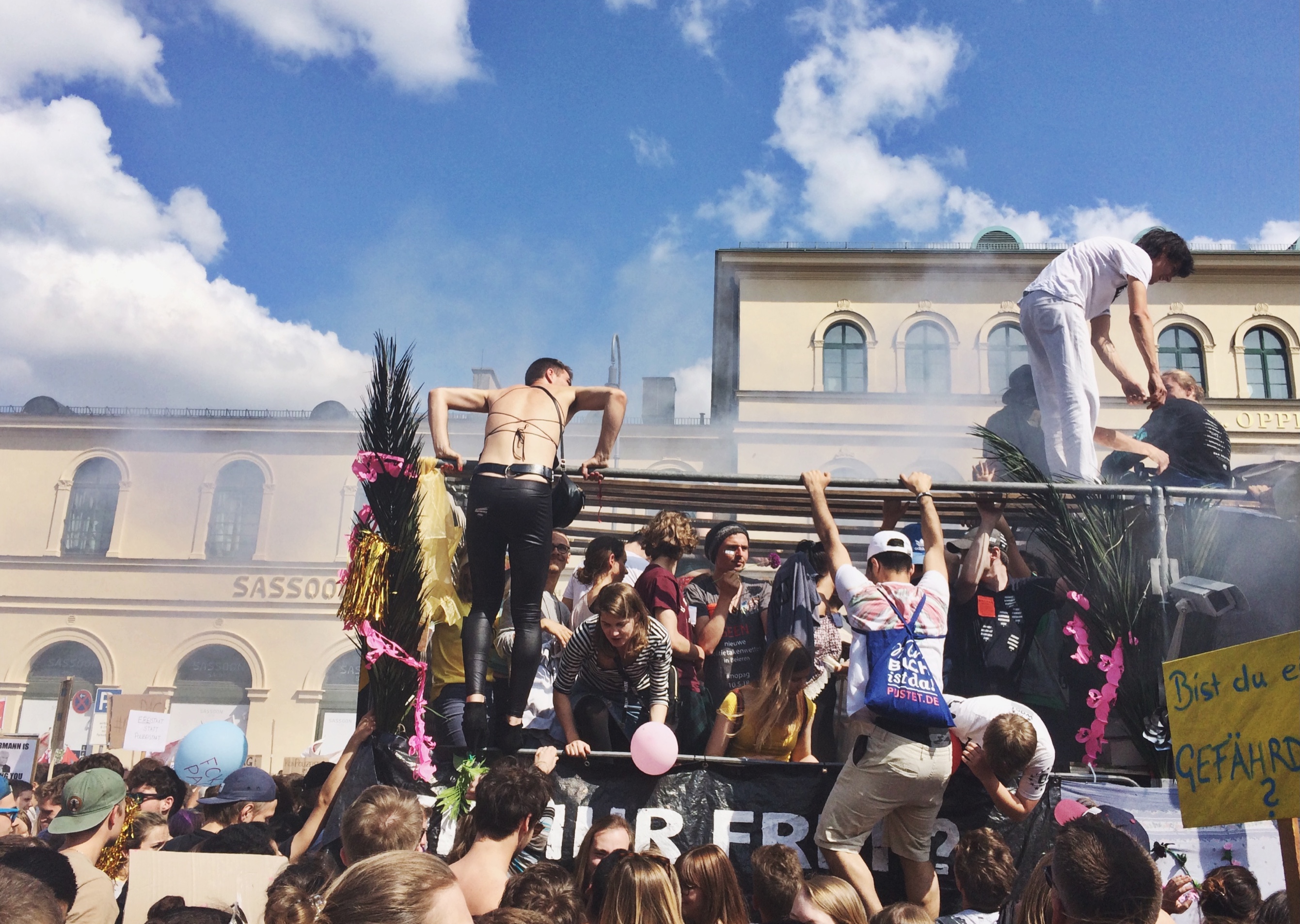 Ist das noch eine Demo oder schon ein Rave? – Die neue Münchner Protest ...