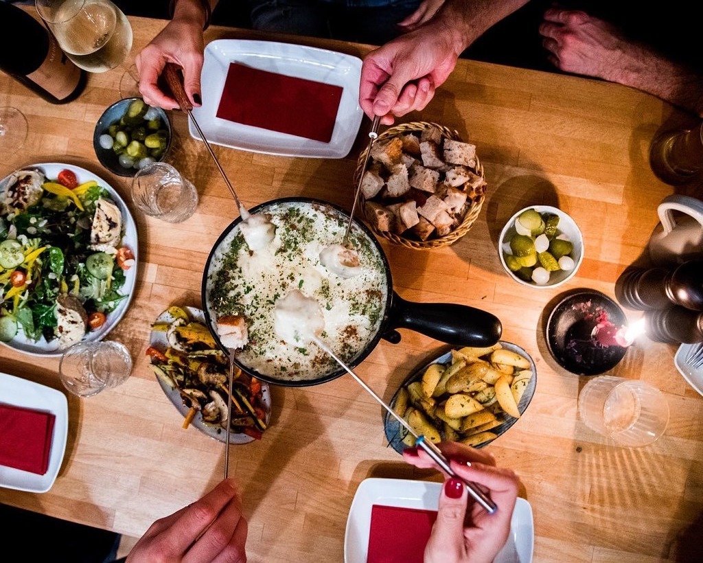 Käsefondue, Obstler und Alm-Feeling in der Gärtnerplatz Alm | Mit ...