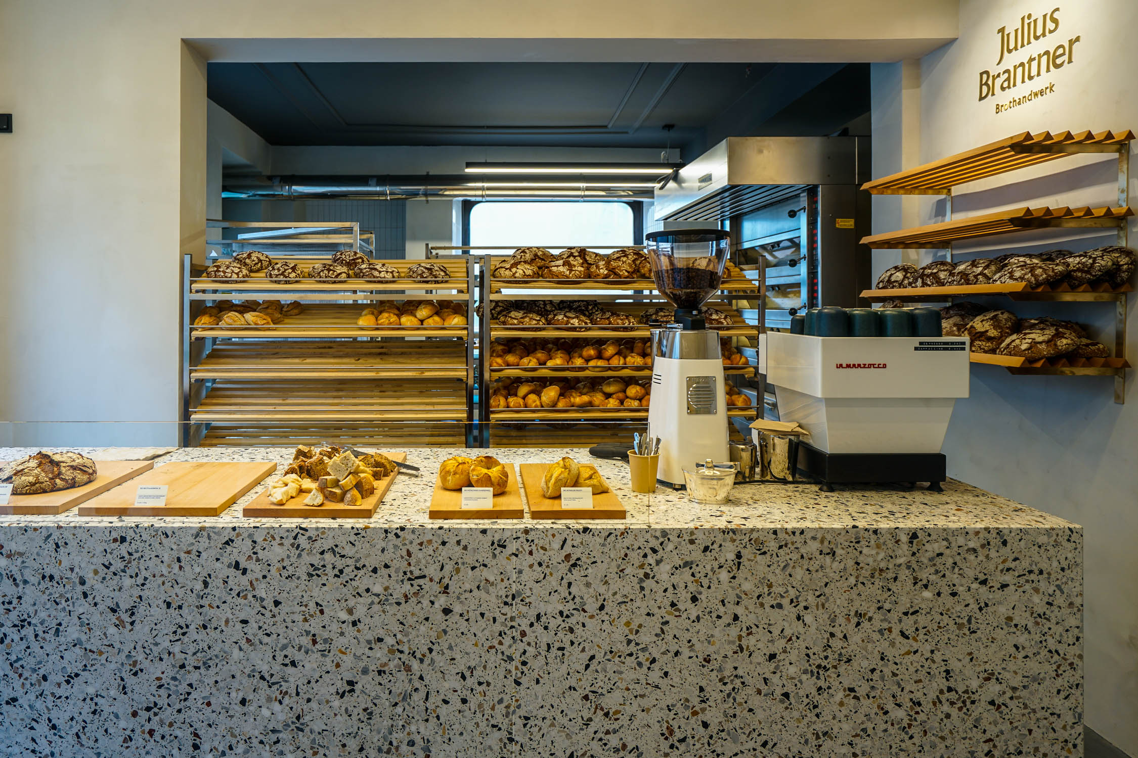 Stylisch Brot kaufen in der Bio-Bäckerei von Julius Brantner | Mit ...