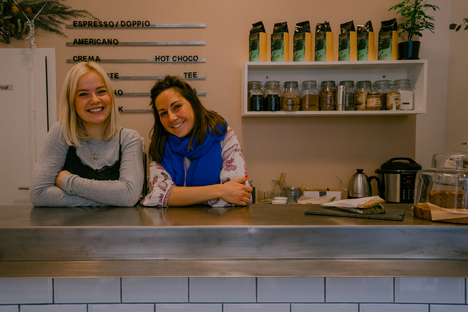 Antipasti-Sandwich & Bananenbrot: Das neue Strangers Café im Lehel ...