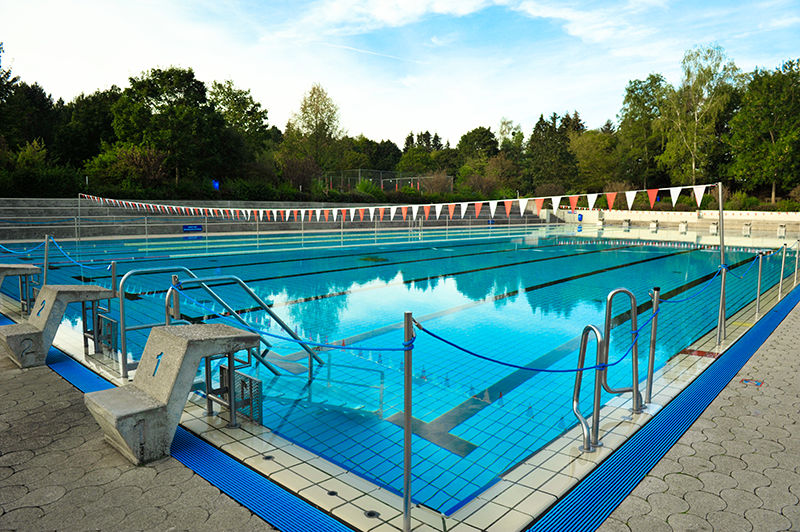 Zehn-Meter-Turm und Wellenbecken im Freibad Germering ausprobieren ...