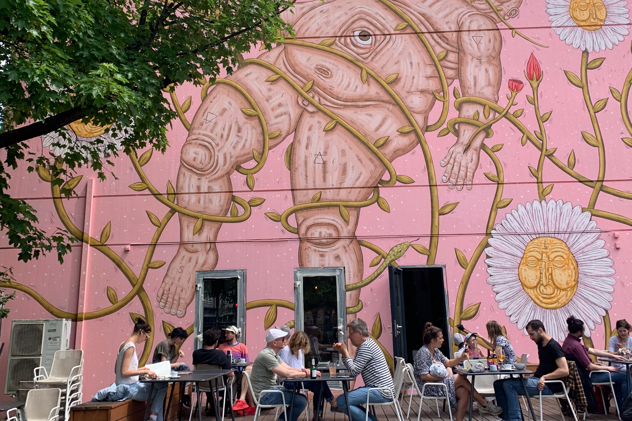 Signature-Cocktails und Pilzrisotto mit Sonne im Gesicht in der Amari ...