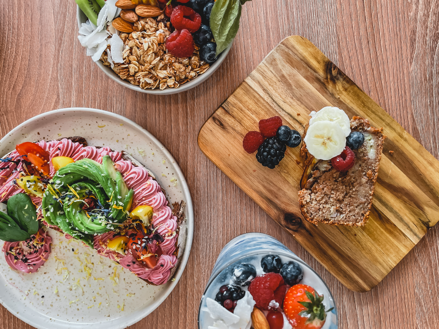 Bei LYFE bunte Regenbogen-Bowls essen und gesunde Smoothies schlürfen ...