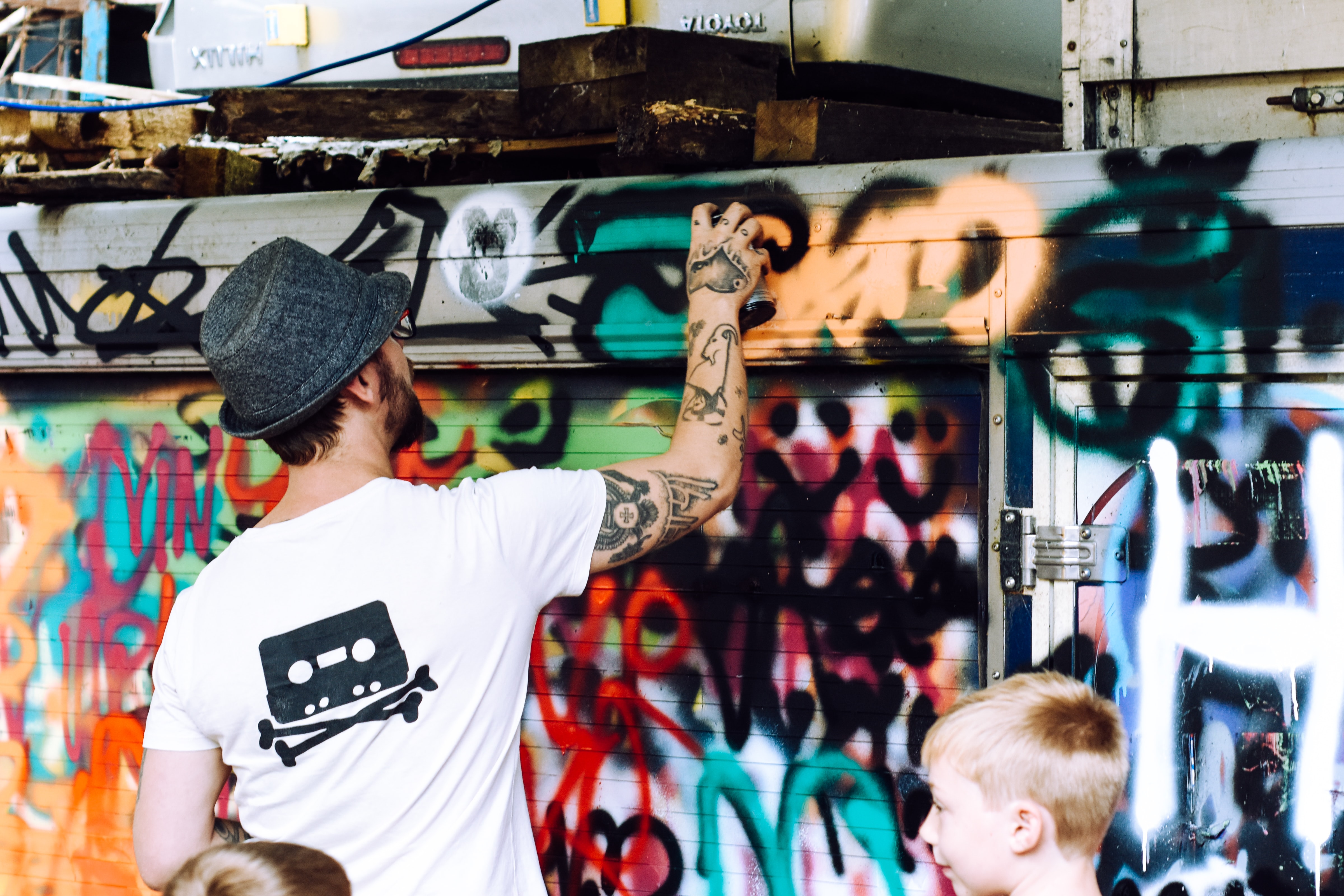 Im Kunstlabor 2 mit Kids an den Graffiti-Skills arbeiten | Mit ...