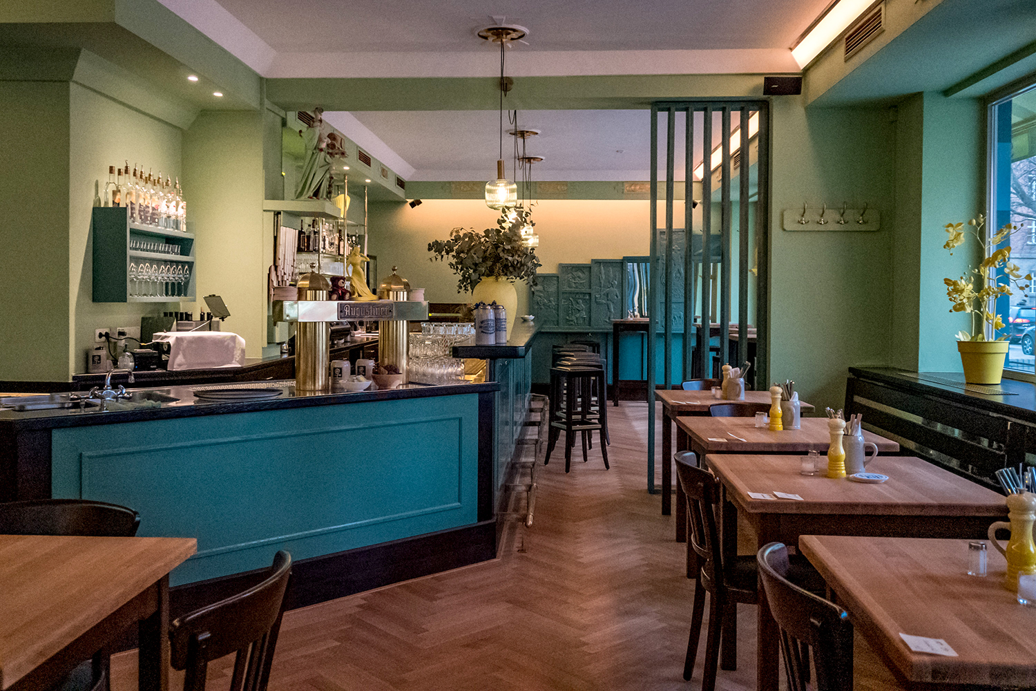Queer mit Bier vom Stehausschank: Das Wirtshaus Fesch im Glockenbach ...